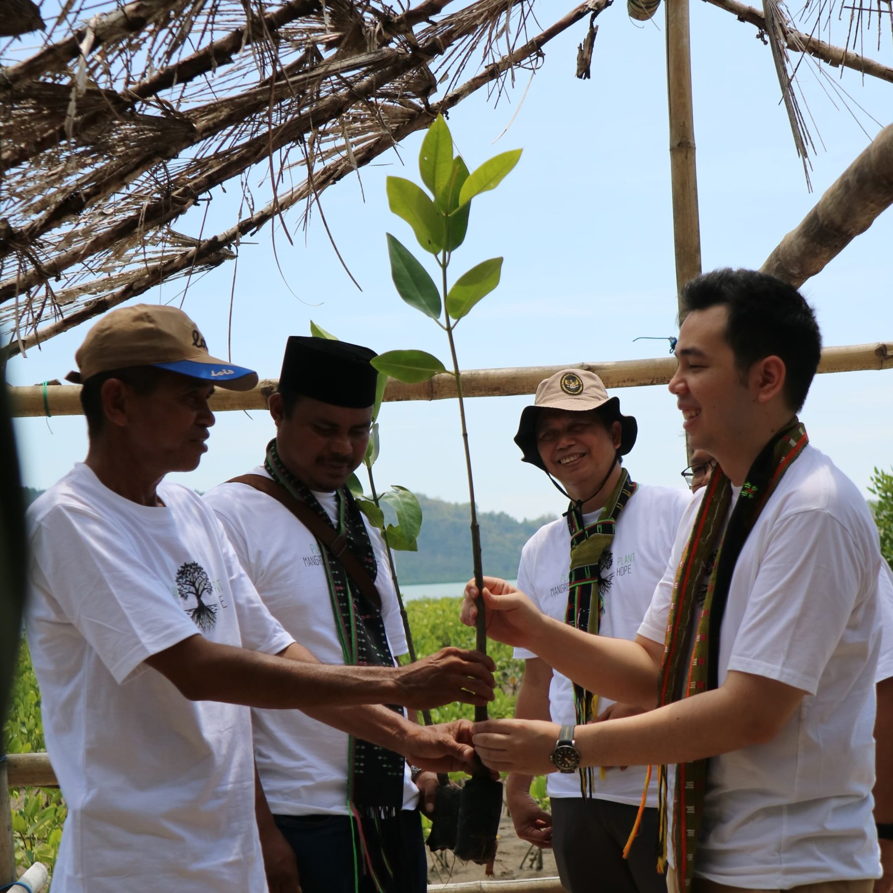 APROBI Lanjutkan Komitmen TJSL dengan Penanaman Mangrove